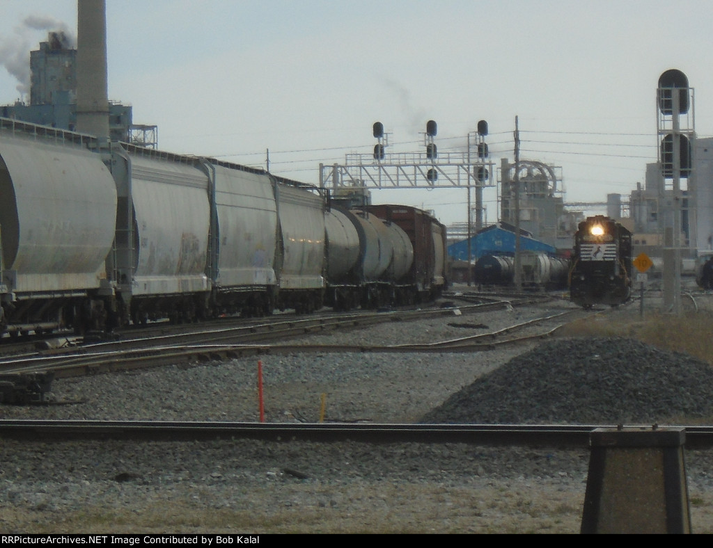 NS 7258 UP 2762 NS 4624 as NS 3547 heads back out of yard